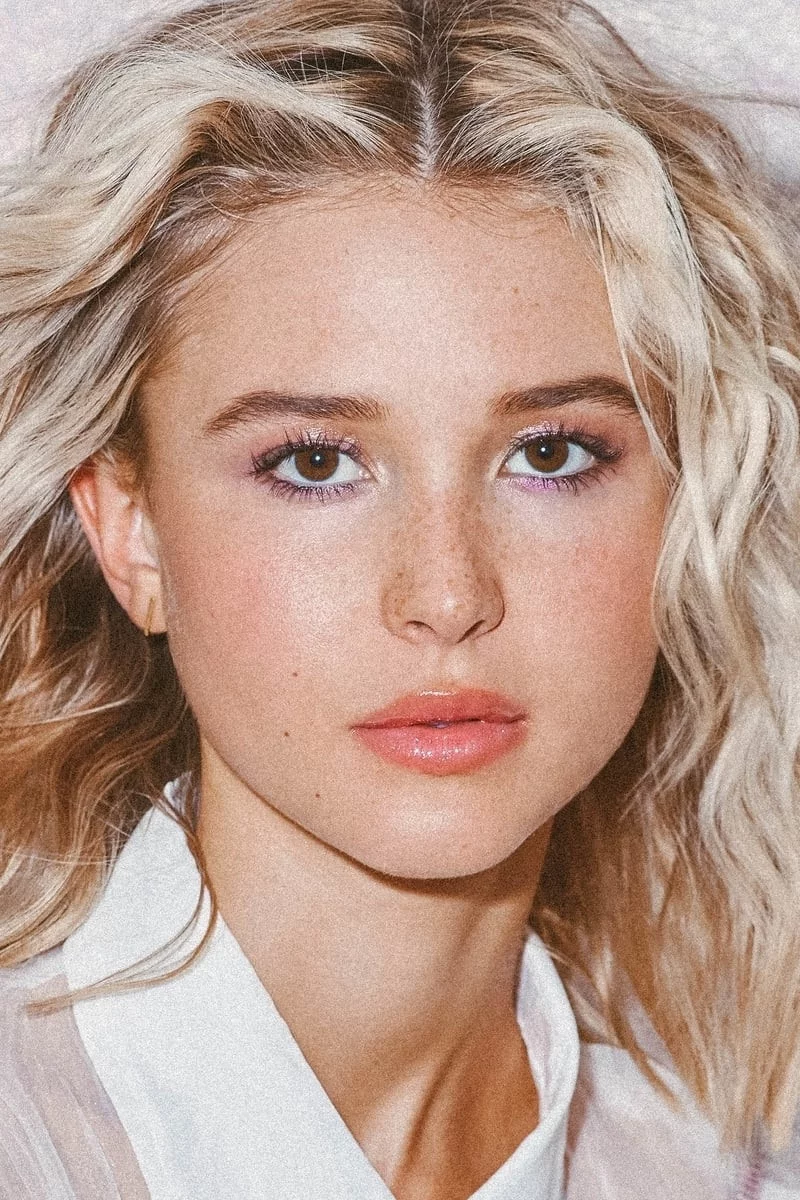 Isabel May : sa biographie, filmographie, et quelques photos